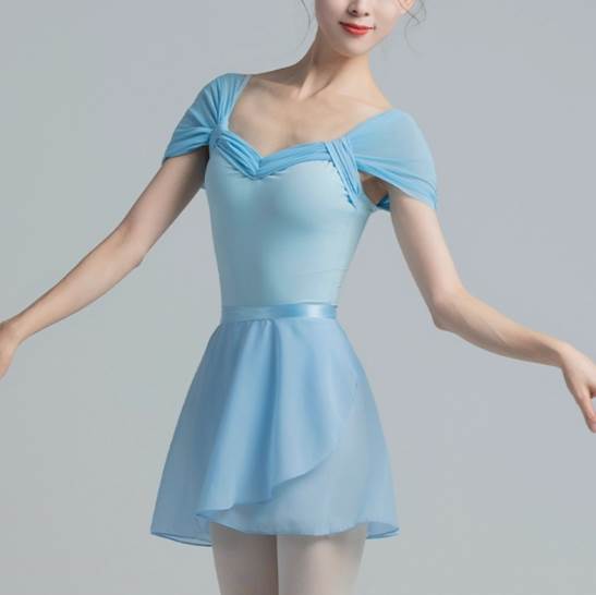 スッキリとしたシルエットで、細身を強調しスポーティーかつエレガントな印象を与えます。学校行事や発表会にも最適。色展開 ブルー グリーン ホワイト パープル ブラックサイズ S M L XL 2XL 3XLサイズ(cm)S /着丈 53〜65...