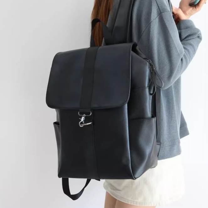 大容量で多収納なので、通勤や通学、お出かけ、アウトドア、旅行、お買い物、スポーツにも大活躍。幅広いシーンで活躍するアイテムです。色展開 ブラック ブルー ブラウンサイズ フリーサイズサイズ(cm)フリーサイズ /高さ 43 /幅 28 /マ...