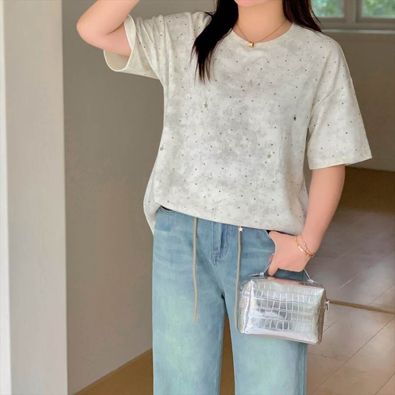 このレディース半袖Tシャツは、ラウンドネックデザインで大人可愛い印象を与えます。シンプルでありながらおしゃれで、カジュアルなシーンからきれいめなスタイルまで幅広く対応可能です。春夏の通勤やデート、休日のお出かけに最適で、旅行や海、プールなど...