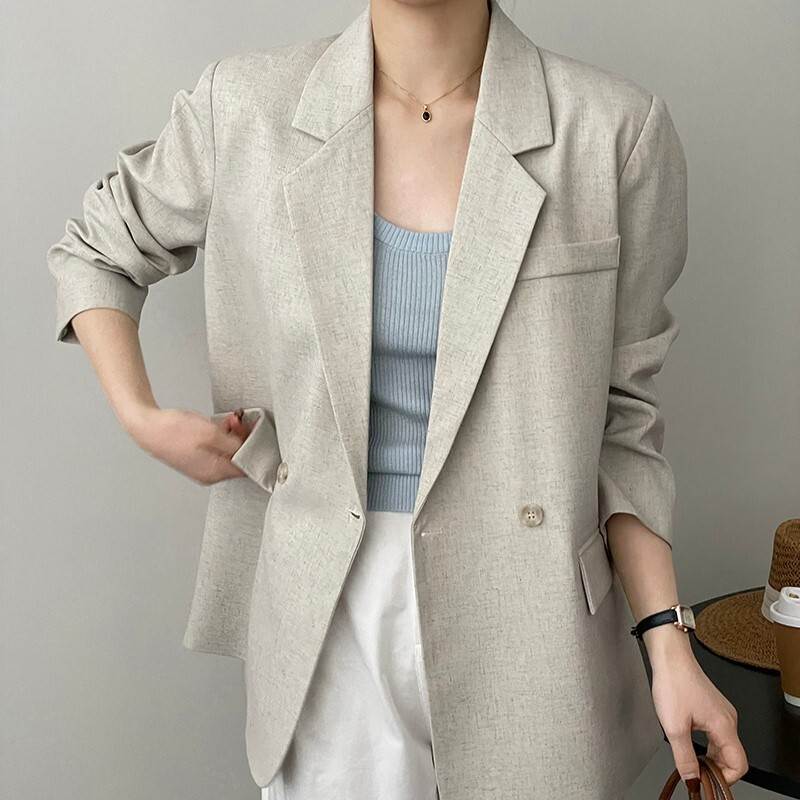 ビジネスシーンで着まわせるテーラードジャケット。落ち着いた色味の2色展開で幅広いシーンで着まわせます。オーバーサイズでトレンドを抑えた1着です。色展開 グレー ベージュサイズ M Lサイズ(cm)M /着丈 71 /バスト 108 /肩幅 ...