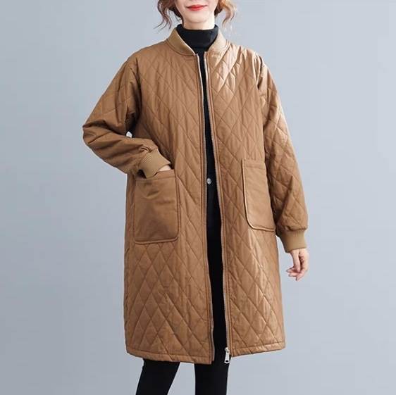 アクティブな女性にぴったりのキルティングコート。シンプルでありながらおしゃれなデザインが、ストリートからカジュアルまで幅広く対応。ハイウエストでスタイルアップしつつ、ポケット付きで実用性も抜群です。秋冬の寒さをしっかりガードしながら、重ね着...