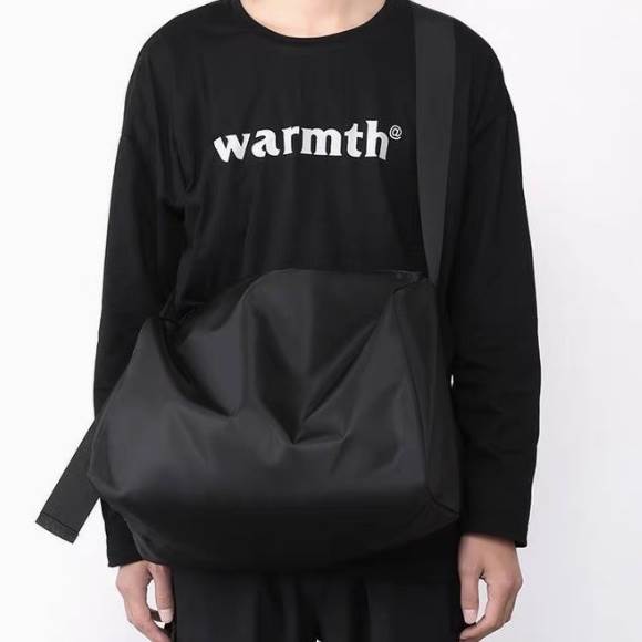 軽量で便利なラウンド型のボディバッグが登場！大容量で多収納、ファスナー仕様で使いやすさ抜群。ナイロン素材でカジュアルながらもきれいめなデザインが魅力です。通学やお出かけ、旅行、運動など、さまざまなシーンで活躍する万能バッグ。黒やカーキ、ネイ...