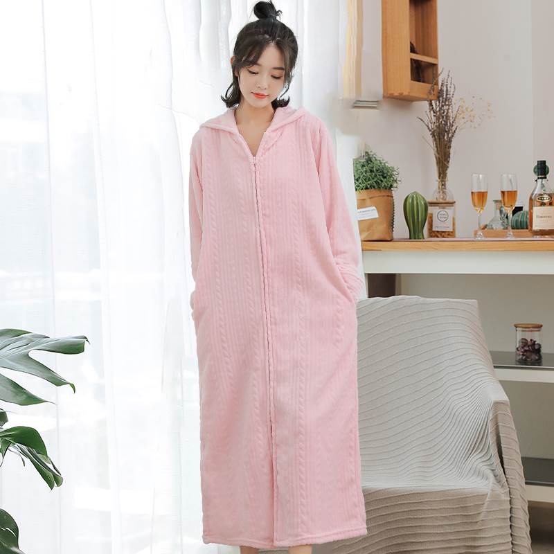 前開きで着脱しやすいルームウェア。男女兼用でオソロコーデが楽しめます。ゆったり着用でき楽ちんスタイル。色展開 ピンク グレー ブラウン ワインレッドサイズ M L XLサイズ(cm)M /着丈 120 /バスト 108 /肩幅 44 /袖丈...