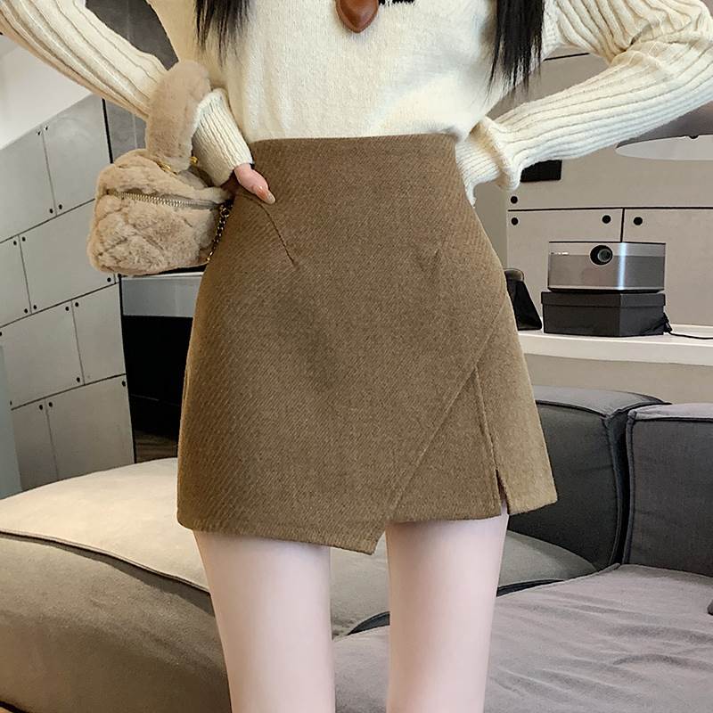 秋冬に活躍するミニスカートです。ラップ風のスカートで中が、キュロットになり安心。ハイウエストで脚長効果も期待できそう。色展開 ブラック ブラウンサイズ S M L XLサイズ(cm)S /スカート丈 40 /ウエスト 64 /ヒップ 86M...