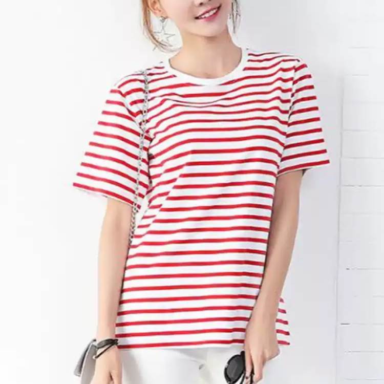 大人可愛いボーダーTシャツで、シンプルなのにおしゃれ感満載の一着です。ラウンドネックとスリムなシルエットが、女性らしさを引き立て、細身に見せる効果もバッチリ。ガーリーな装いにも、スポーティーなスタイルにも合わせやすいから、デートやショッピン...