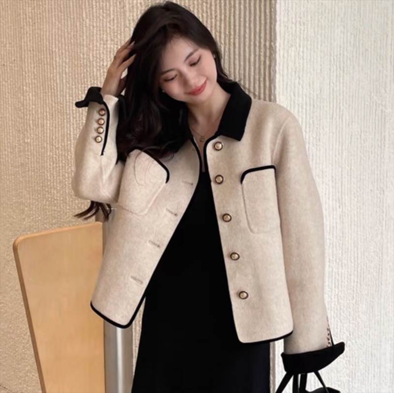 洗練されたゴールドボタンが映えるフェミニンジャケットが登場！シンプルでありながら上品なデザインがカジュアルからきれいめまで幅広く対応。入学式や卒業式、特別なイベントにぴったりの一着です。S〜XLのサイズ展開ですべての体型にフィットするスタイ...