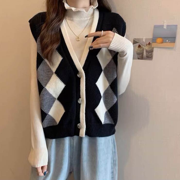 カジュアルにもきれいめにも合わせることができるニットベストです。オフィスや学校などのフォーマルシーンから、ショッピングや旅行などカジュアルにも着回しができる便利な1枚です。色展開 ブラック グリーン アプリコットサイズ フリーサイズサイズ(...