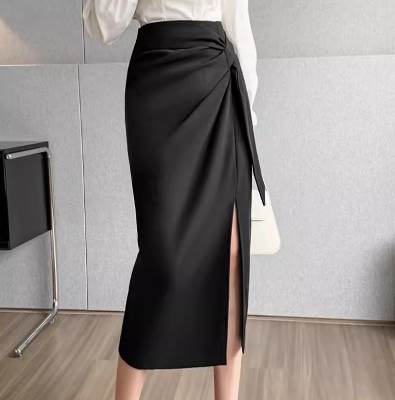 ハイウエストデザインで脚長効果抜群のサイドスリットタイトスカートです。シンプルでありながら存在感を放つこの一枚は、カジュアルにもエレガントにもマッチする優れものです。色展開 ブラック ブラウンサイズ S M L XLサイズ(cm)S /スカ...
