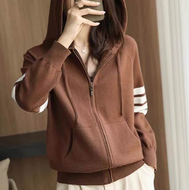 大人可愛いスタイルを実現する、おしゃれなフード付きパーカーが登場です！長袖のデザインとファスナー付きのスタイルが特徴的なこのパーカーは、シンプルでありながら存在感があり、どんなコーディネートにもマッチします。カジュアルな普段使いから、休日の...