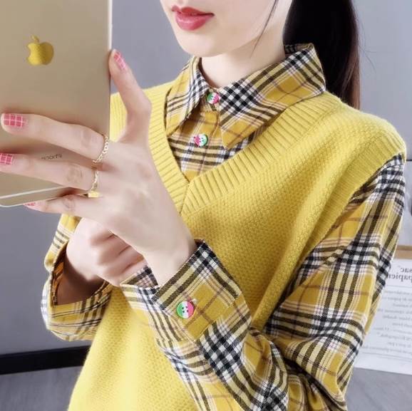 大人可愛い着こなしを叶える、重ね着風トップスが新入荷です！長袖とボタン付きのデザインが特徴で、カジュアルからきれいめスタイルまで幅広く活躍するアイテムです。サイドスリットとVネックが大人のこなれ感を演出し、デートや女子会、お出かけにも最適。...