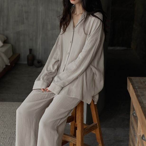 トレンド感たっぷりの「レディース パジャマ」は、シンプルでありながら個性的な魅力を持つアイテムです！前開きのVネックデザインや襟付きの長袖仕様で、どんなシーンでもおしゃれを楽しめます。ハイウエストのウエストゴムが程よいフィット感を提供し、ス...