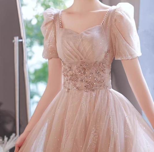 華やかで上品な雰囲気漂う、クラシカルなデザインのドレスです。キュートで可愛らしい透け感の半袖パフスリーブに、ウエストマークで女性らしいシルエットを演出してくれます。身長や体型に合わせて、Sから3XLまでさまざまなサイズ展開がございますので、...