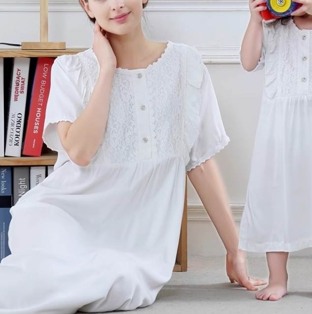 シンプルながらも上品なデザインで、大人可愛いスタイルを実現します。ラウンドネックとレースのディテールで、エレガントな印象を与えながら、ラフな着心地を兼ね備えています。色展開 ホワイトサイズ M L XLサイズ(cm)M /着丈 119 /バ...