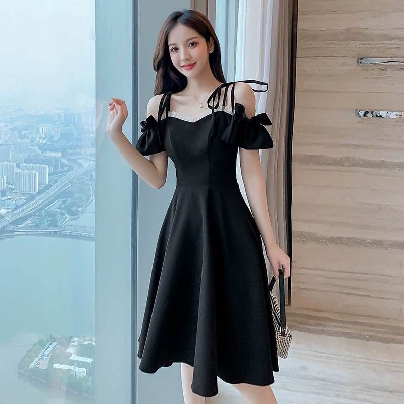 エレガントでありながら大人可愛い「ドレス 衣装 ワンピース タイトワンピース」のご紹介です！半袖のオフショルダーデザインとミディアム丈が魅力的で、二次会や演奏会、ステージでの存在感を引き立てます。シンプルな無地デザインは、華やかなシーンにも...