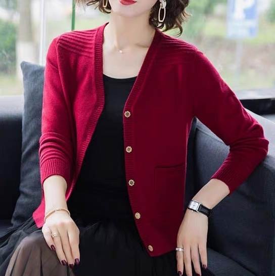 ふんわりと羽織るだけでこなれ感たっぷりのフェミニンカーディガン。Vネックの抜け感が大人可愛いスタイルに仕上げカジュアルにもきれいめにも着回し自在。デートやお出かけ、休日のお花見までシーンを問わず活躍。無地でベーシックだからレイヤードや重ね着...