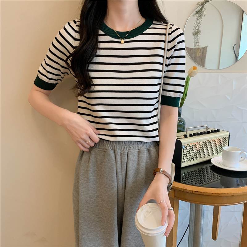 シンプルながらも存在感抜群のボーダーニット。半袖クルーネックが肌に心地よく、大人可愛い印象を与えます。ストレートIラインのシルエットで、カジュアルからきれいめまで幅広く活躍。都会的でクラシカルなデザインは、オフィスやデート、お出かけにもぴっ...