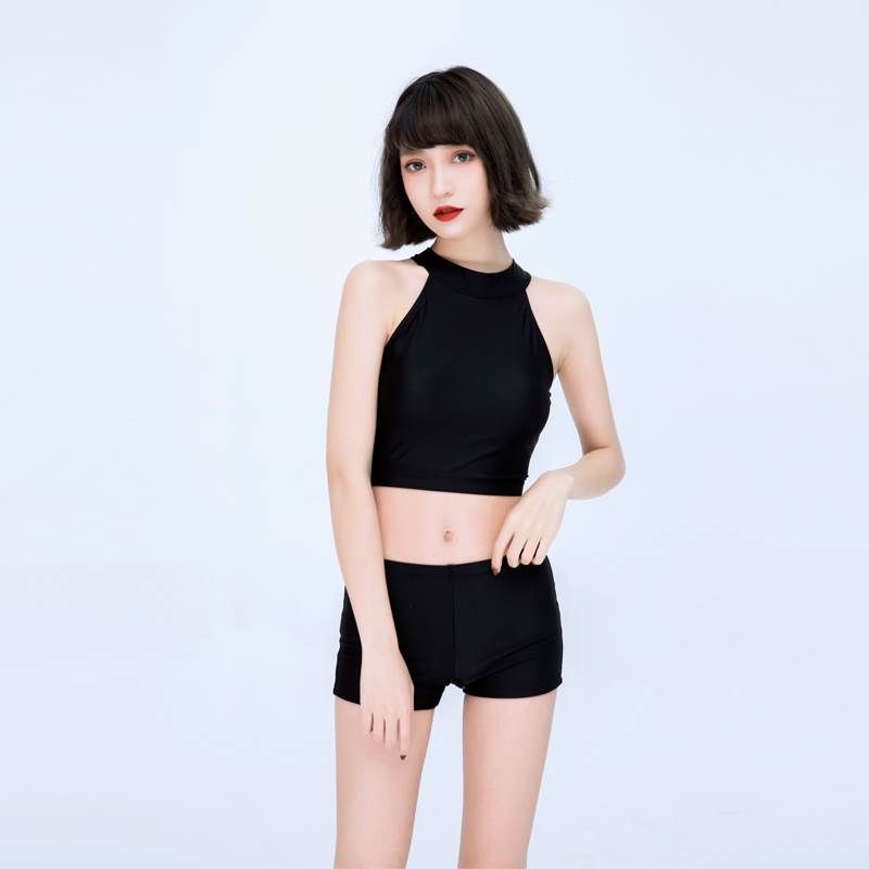 夏の海やプールで、あなたを主役にする水着が登場です！セパレートデザインのハイネックとホルターネックが大人っぽさを演出し、パッド付きのハイウエストが美しいシルエットを作り出します。ブラックのシンプルなカラーリングは、スタイリッシュかつクールな...