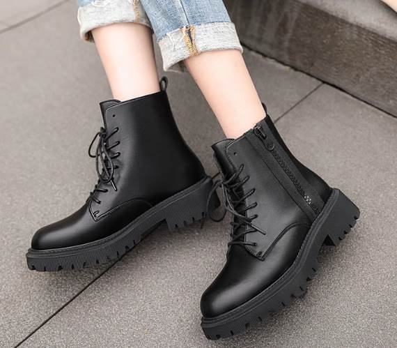 シンプルでありながら存在感たっぷりのショートブーツです。4センチの厚底ヒールが歩きやすさをプラスし、疲れずに長時間履けるのが魅力です。カジュアルからオフィスまで幅広いシーンで活躍する1足となっています。色展開 ブラックサイズ 22.5cm ...