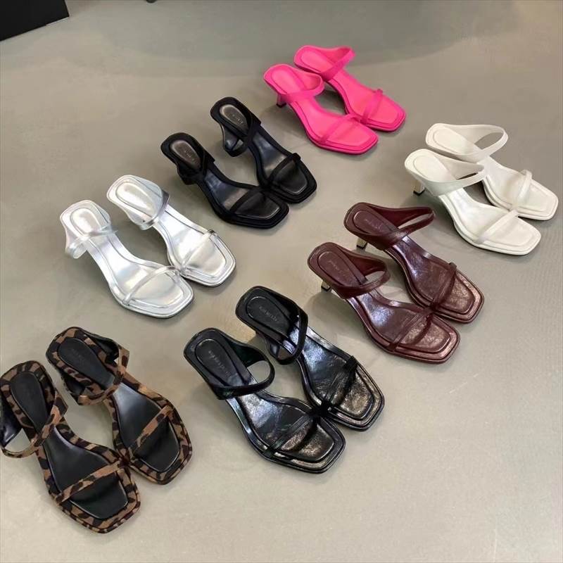 魅力的でエレガントなデザインのサンダル。8cmピンヒールと5cmローヒール、どちらのスタイルでもお楽しみいただけます。シンプルでありながらも大人可愛いそんな一足は、デートやお出かけ、パーティーといった様々なシーンで活躍すること間違いなし！色...