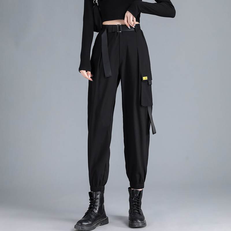 大人可愛い魅力を引き立てる、レディース クロップドパンツのご紹介です！ハイウエストデザインにより、美しいシルエットを演出し、スリムストレートのラインがスタイルアップを叶えます。無地のブラックは、春秋の通勤やデート、お出かけシーンで大活躍！カ...