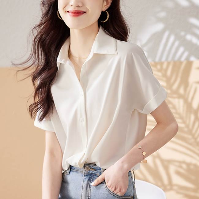 大人可愛い雰囲気を引き立てる、レディース トップス シャツのご提案です！襟付きのポロカラーとスリムなシルエットが特徴的なこの半袖シャツは、シンプルながらもおしゃれでかっこいい印象を与えます。無地のデザインなので、都会的からナチュラルまで多様...