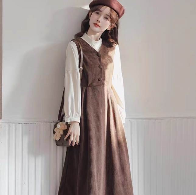 クラシカルなスタンドカラーのブラウスと秋冬にぴったりのコーデュロイジャンパースカートのセットアップ。フェミニンなフレアデザインとウエストマークが魅力で、ガーリーな学生風からおしゃれなお出かけまで幅広く対応。重ね着も簡単で、体型カバーも完璧。...