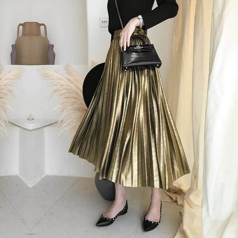 ゴージャスな光沢感が目を惹かれる上品なミモレ丈のプリーツスカートです。日常にもなじむリアリティを追求しドレスアップに更新。コーディネートがパッっと華やぐおかげで手抜きにも見えずスマートな印象に仕上がります。大人の甘さへ誘導することで力みが抜...