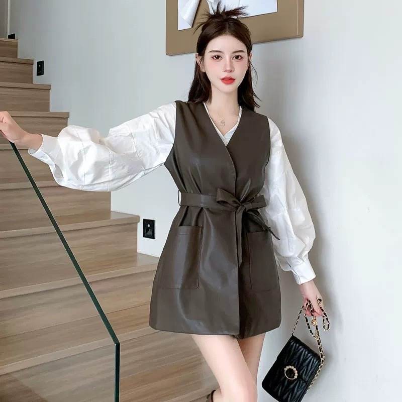 大人可愛い2点セット シャツベストセットが新登場しました！オーバーサイズのロングシャツと、レザーベストの半袖が絶妙に組み合わさったこのセットアップは、カジュアルさと上品さを兼ね備えています。ウエストマークのベルト付きで、ハイウエスト効果もあ...
