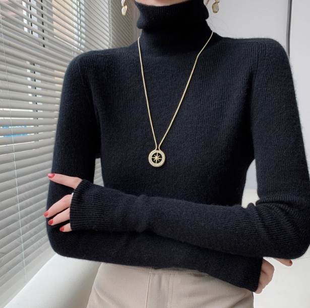 大人可愛いニットソーが新登場しました！こちらの長袖タートルネックは、シンプルでありながら上品さが際立ち、カジュアルからきれいめまで幅広くコーディネートが可能です。身体にフィットするタイトなシルエットが美しいラインを演出し、特別な日のスタイル...