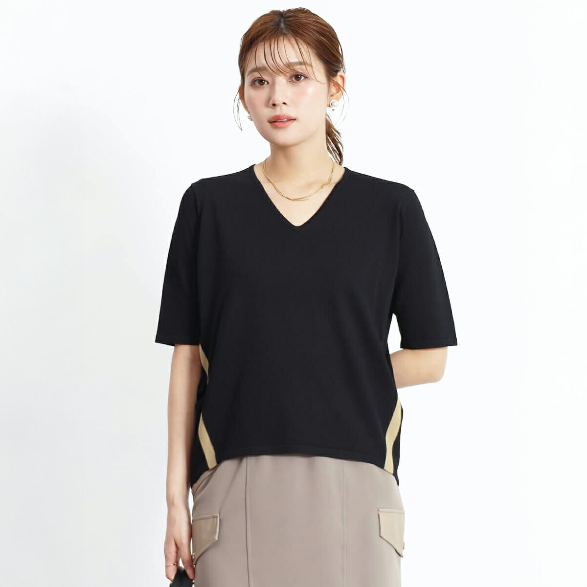 サイドに斜めに入った配色ラインがスタイリッシュなニットトップスです。 ベーシックなデザインのため着回し力が高く、デイリーに活躍します。 レーヨン混の柔らかい素材を使用しているため、なめらかなタッチで一枚で着ても快適な着心地を実現。 落ち着い...