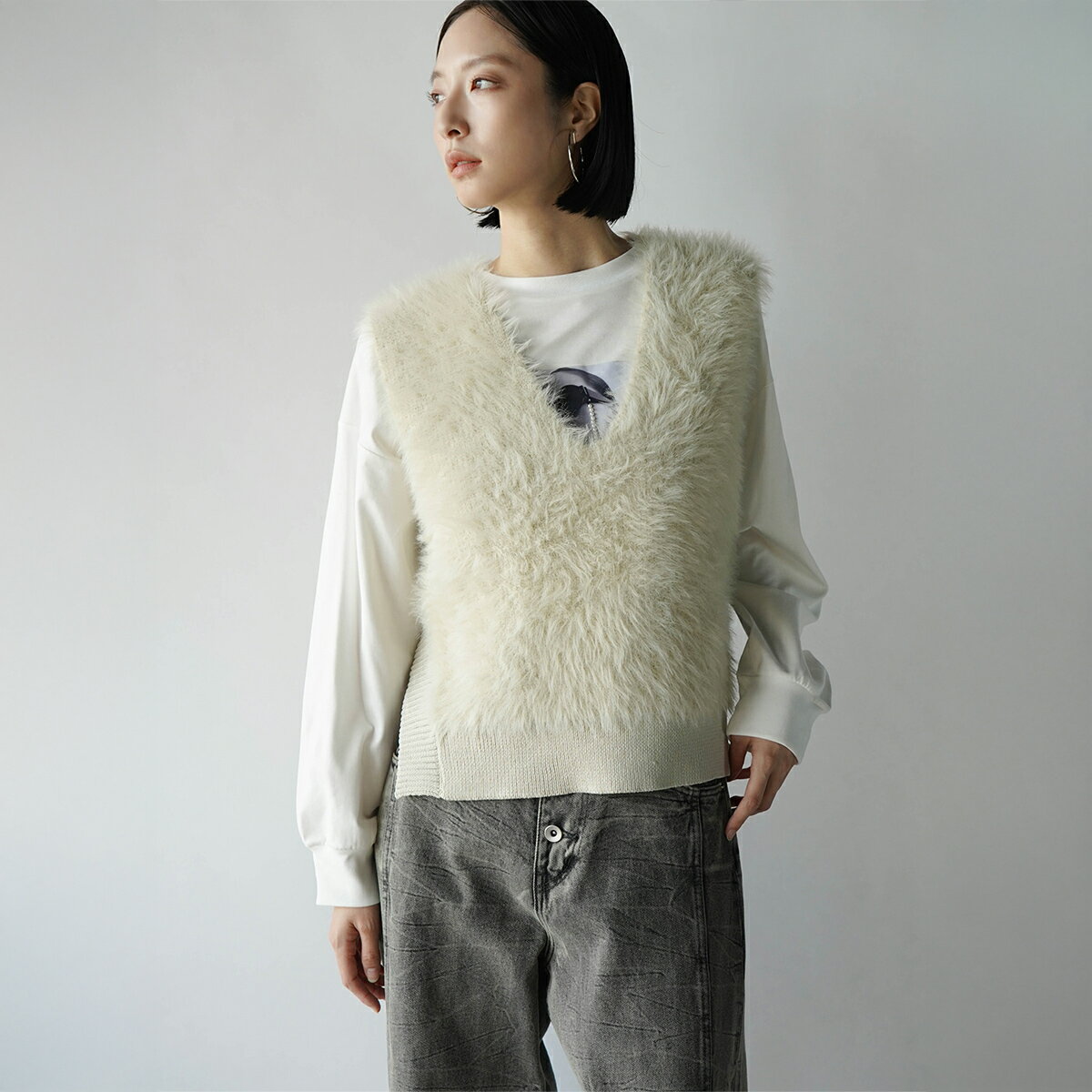 シャギーファーとニットのドッキングベストが登場◎ サイドスリットから覗くバイカラーデザインがコーデのアクセントに。 シャギーファーはふわっと柔らかく、ニット生地は程よく厚みがあり、チクチク感のない着心地が叶います。 アームホールが大きめなの...