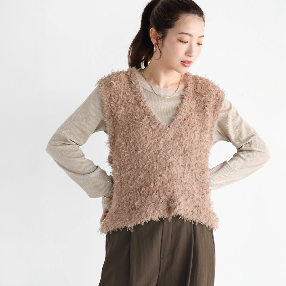 華やかで表面感のあるチュールテープヤーン素材のVネックベスト。 ディープVネックのデザインがデコルテ周りをきれいに見せてくれ、すっきりと抜け感のある雰囲気でご着用いただけます。 コンパクトな丈感が日頃のスタイルに取り入れやすく、様々なボトム...