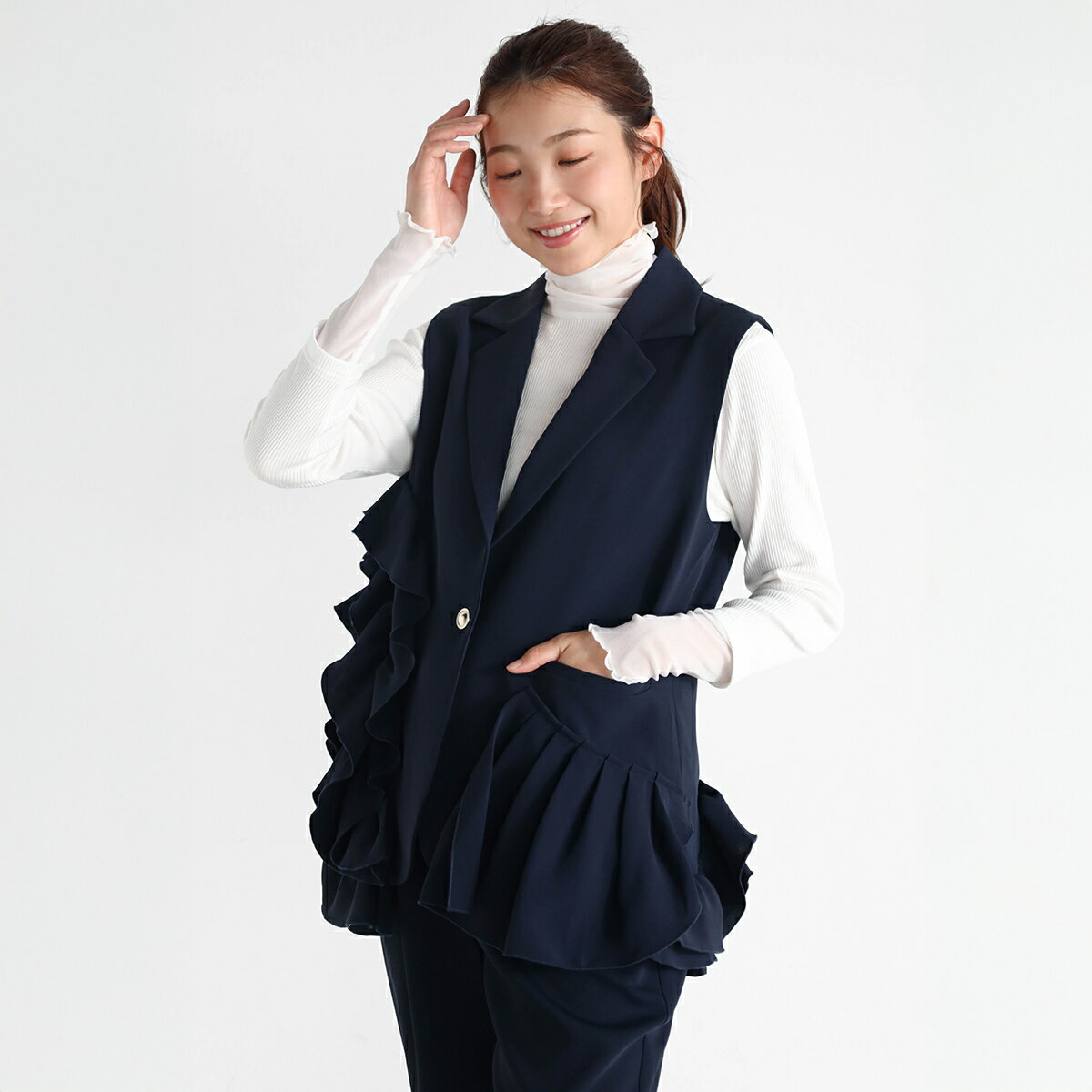 程よい透け感のシアー素材をドッキングしたハイネックトップス。 ニット地が程よく身体にフィットし、リブの縦ラインがすっきりとした印象を演出します。 首元と袖ぐりのメロウステッチが、さりげなくフェミニンなアクセントをプラス。 長めの袖はレイヤー...