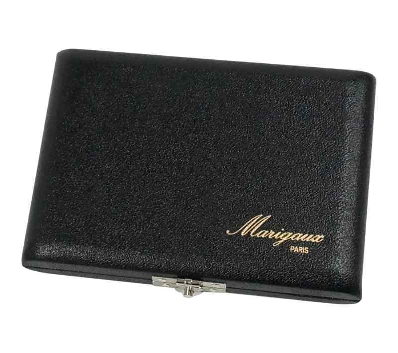 マリゴ Marigaux オーボエ用リードケース バネ式 5本収納 カラー:ブラックオーボエのトップブランド Marigaux(マリゴ)のロゴ入りオーボエ用バネ式リードケース。シンプルなデザイン、コンパクトな設計です。お気に入りのリードを ...