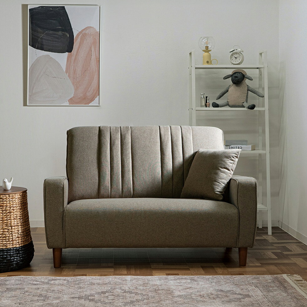 商品説明 肌触りの良い生地を使用した北欧風コンパクトソファ。 張地は汚れても簡単に拭き取ることができる撥水加工を施しているので、小さなお子様やペットがいるご家庭も安心です。 本体の生地と同じ生地を使用したクッションが1個付いています。 座面...