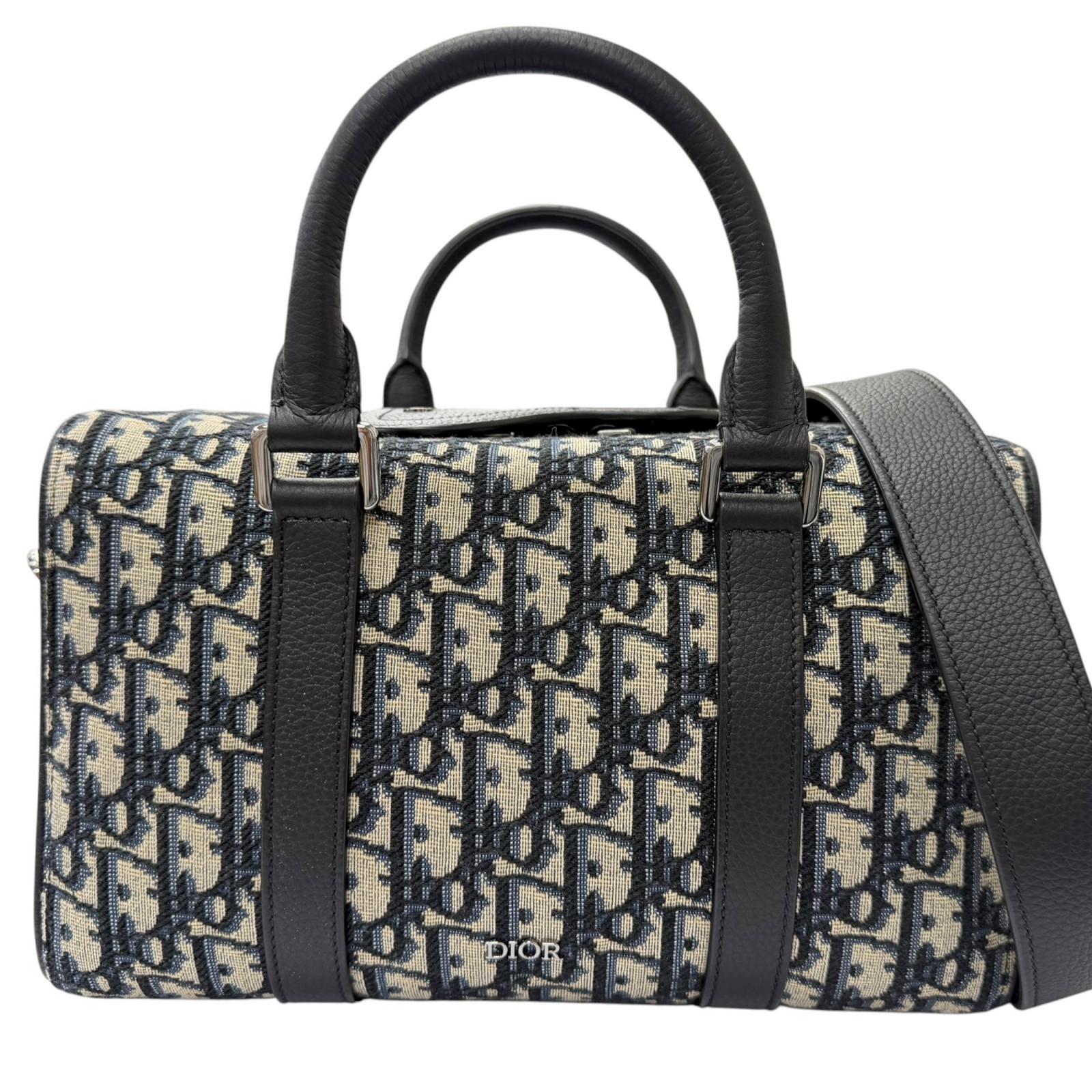 ブランド(brand) DIOR / ディオール オム サイズ(size) 【実寸】高さ：約17cm　幅：約27cm 　奥行：約15cm 　ハンドル：約30cm　ショルダー（最大）：約134cm【仕様】メイン開閉式：ファスナー　メイン収納数...