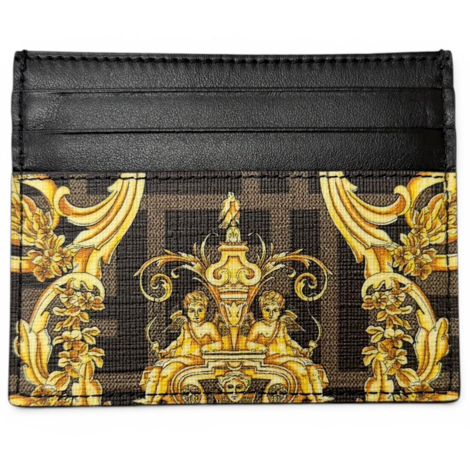 ブランド(brand) FENDI VERSACE / フェンディ ヴェルサーチ サイズ(size) 【実寸】 縦：約8cm　横：約10cm【仕様】メイン開閉式：オープン　カードポケット7 ランク(rank) S ランク基準 S未使用品(弊...