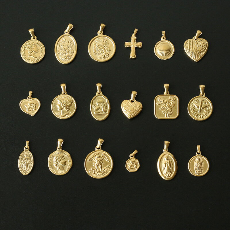 このネックレストップは、18Kコーティングのステンレス316L製で、耐久性と美しさを兼ね備えています。さまざまなデザインから選べるコイン型のアクセサリーは、どんなスタイルにもマッチし、あなたの個性を引き立てます。