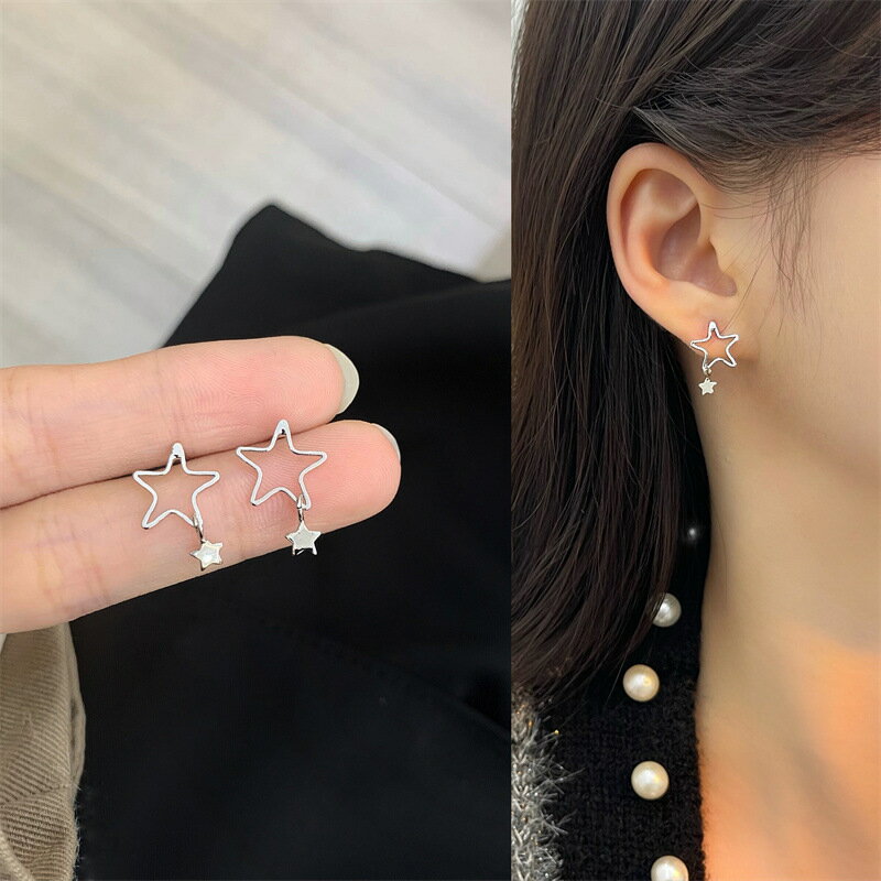 この星型ピアスは、925シルバーポストを使用しており、韓国ファッションのトレンドを取り入れたアクセサリーです。シンプルでありながら、存在感のあるデザインが魅力。どんなスタイルにも合わせやすく、日常使いにも特別な日にもぴったりです。