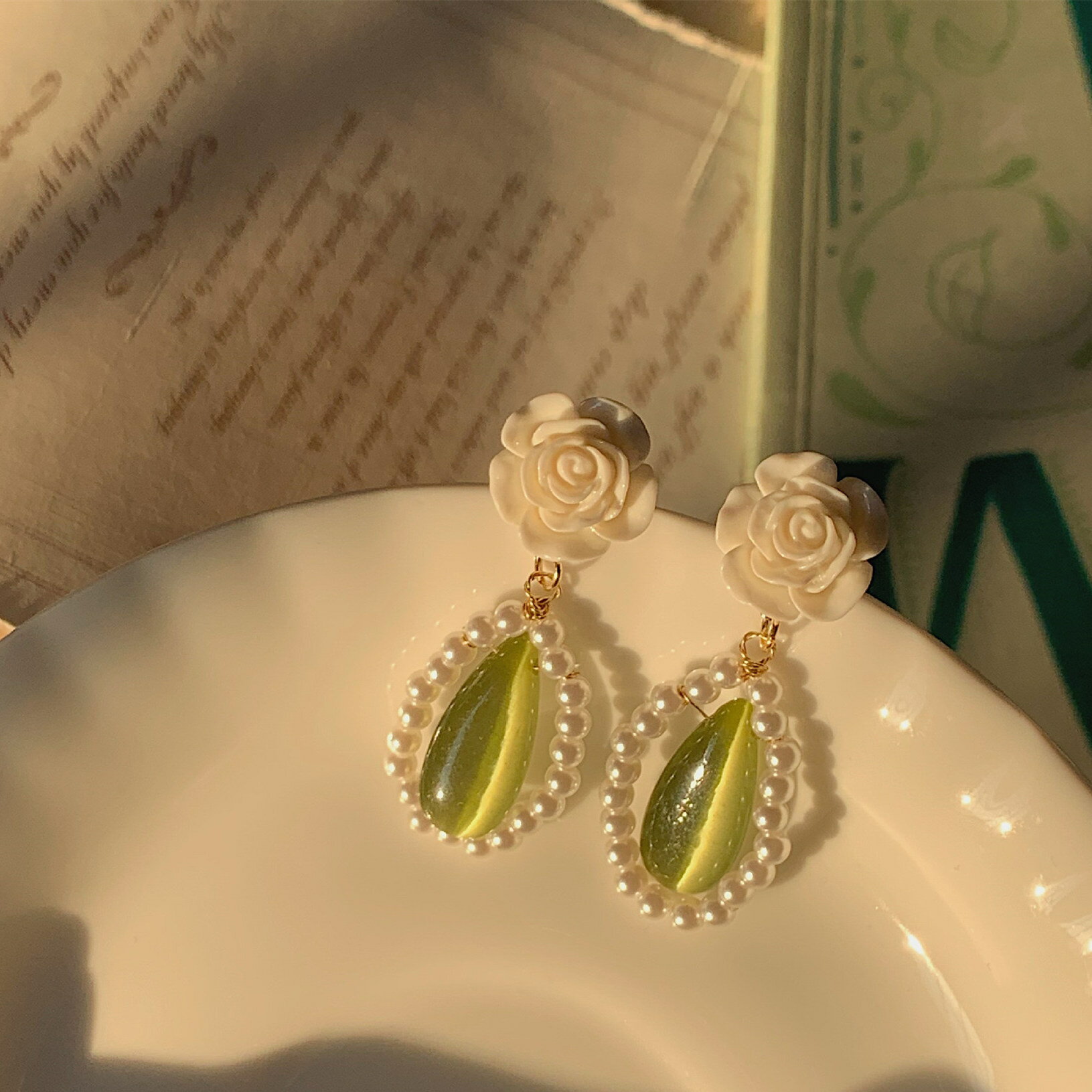 この非対称デザインの925シルバーポストビンテージピアス・イヤリングは、エレガントでありながら個性的なスタイルを演出します。美しいパールとユニークな形状が特徴で、どんなコーディネートにもぴったり。特別な日や普段使いにも最適なアクセサリーです。