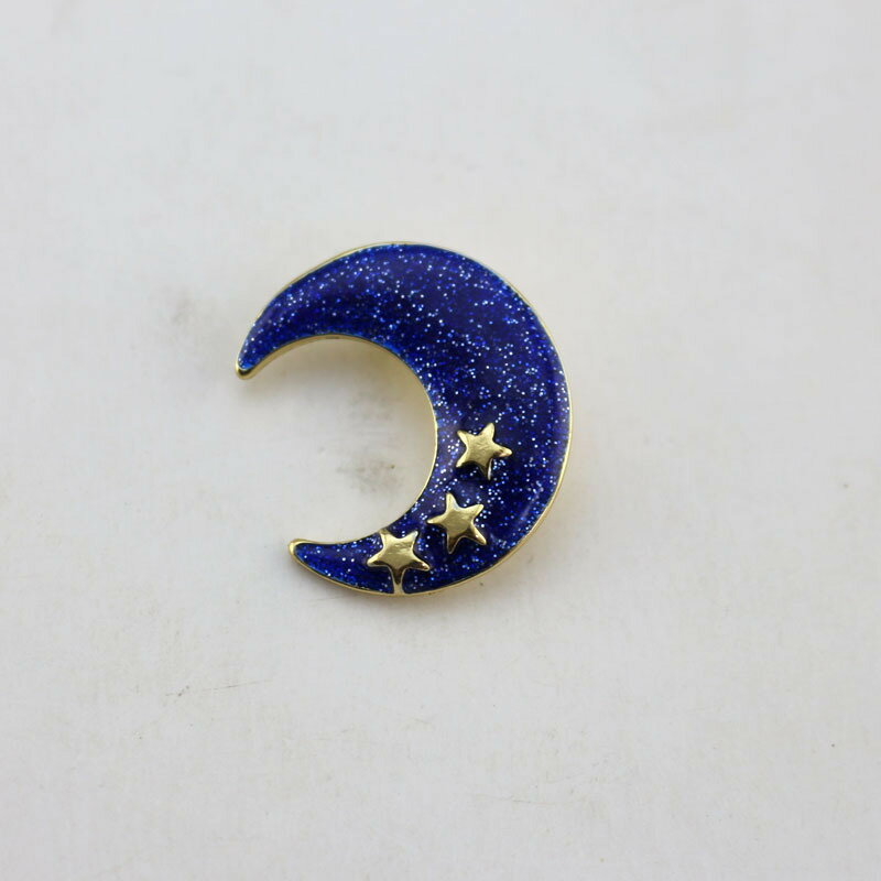 このビンテージデザインの月のブローチは、欧米風のファッションを取り入れた魅力的なアイテムです。美しいブルーの色合いと星のディテールが、あなたのスタイルに華やかさを加えます。特別なプレゼントにもぴったりな一品です。