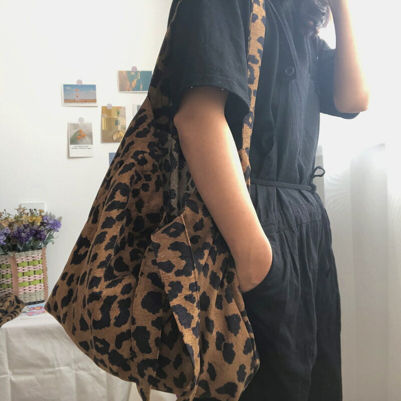 秋冬にぴったりのヒョウ柄トートバッグです。ファッション性と実用性を兼ね備えたデザインで、韓国風のスタイルを楽しめます。エコバッグとしても使えるので、日常使いに最適です。