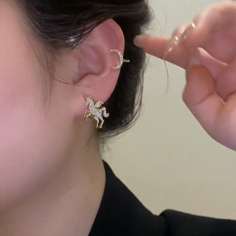 このユニークなイヤーカフは、馬のデザインが特徴的で、片耳用のアクセサリーです。金属製で、シンプルながらも存在感のあるアイテム。左耳と右耳の両方から選べるので、あなたのスタイルに合わせてお楽しみいただけます。
