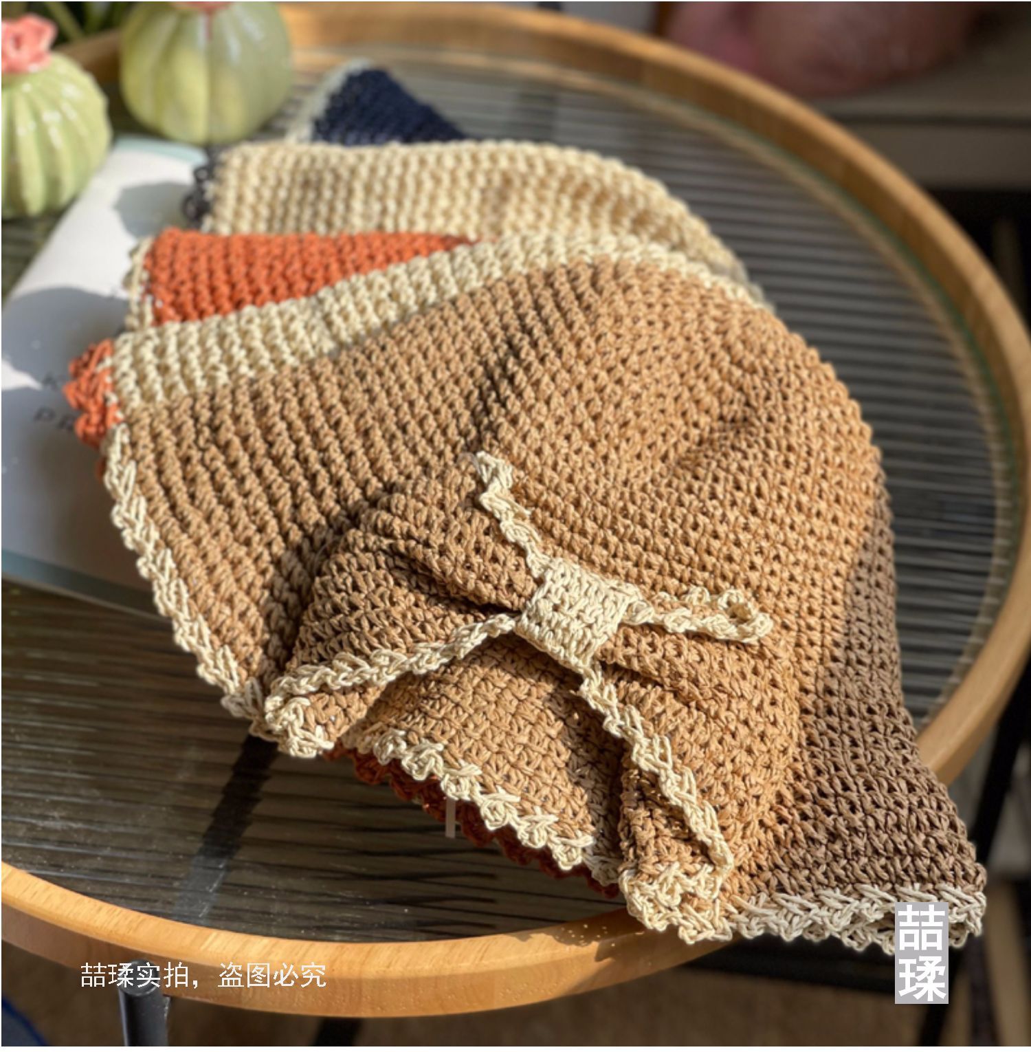 夏の必需品、UVカット機能付きの麦わらバケットハットです。広いつばで日差しをしっかり防ぎ、蝶結びのデザインが可愛らしさを引き立てます。折りたたみ可能で持ち運びも便利。おしゃれで実用的なアイテムをぜひお試しください。