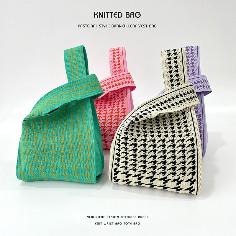 韓国ファッションのトレンドを取り入れた、千鳥柄のニットバッグです。カラフルな6色展開で、どんなスタイルにも合わせやすいデザイン。軽量で持ち運びも楽々、デイリーユースにぴったりのアイテムです。おしゃれなアクセントとして、あなたのコーディネート...