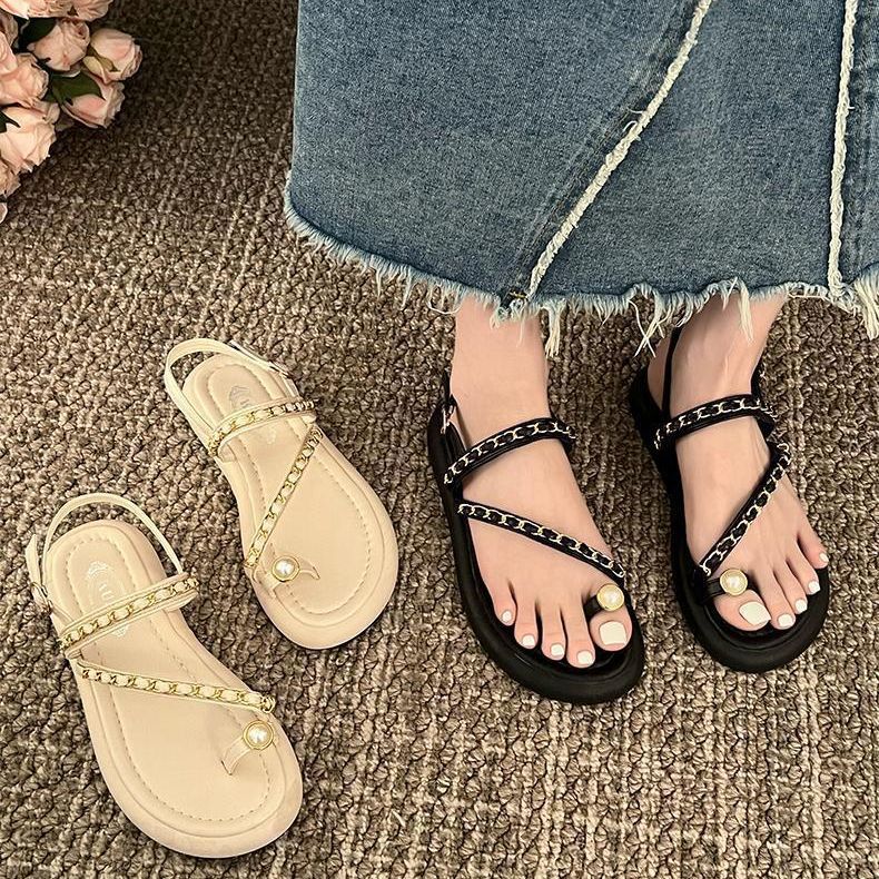 夏のお出かけにぴったりなトングサンダル。フラットなデザインで、快適な履き心地を実現しました。シンプルながらもおしゃれなブラックとベージュの2色展開。サイズも豊富に揃っているので、自分にぴったりの一足を見つけてください。