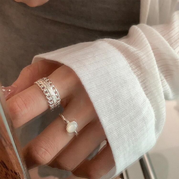 この指輪は、レディースファッションにぴったりのデザインです。シンプルでありながらも、個性的なスタイルを演出します。日常使いにも特別な日にも最適なアクセサリーです。