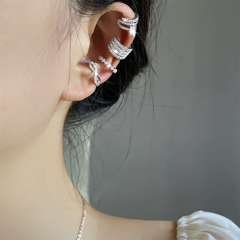 このミニイヤーカフは、シンプルでありながら洗練されたデザインが魅力です。片耳用のアクセサリーとして、さまざまなスタイルに合わせやすく、日常使いにも特別な日にもぴったり。シルバーとゴールドのバリエーションからお選びいただけます。自分へのご褒美...