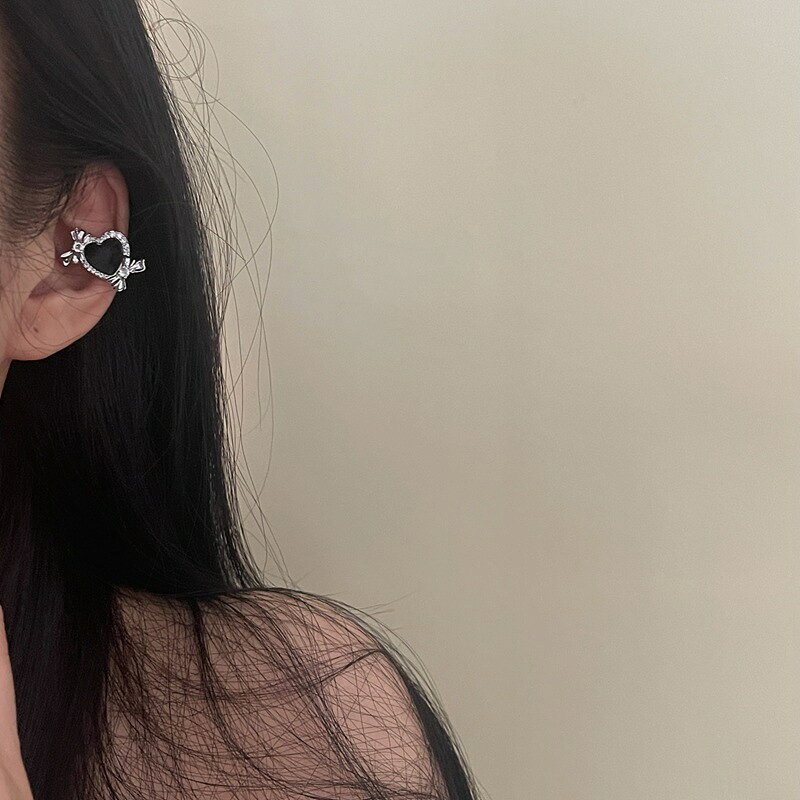 このハートデザインのイヤーカフは、シルバーの輝きが魅力的なアクセサリーです。シンプルながらも個性的なデザインで、どんなスタイルにも合わせやすく、日常使いから特別な日まで幅広く活躍します。あなたの耳元を華やかに彩るアイテムです。