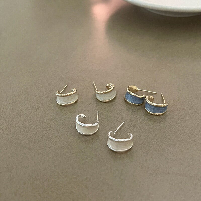 洗練されたデザインのS925ポストピアス。ゴールドとシルバーの美しい組み合わせが、あなたのスタイルを引き立てます。カジュアルからフォーマルまで、幅広いシーンで活躍するアイテムです。